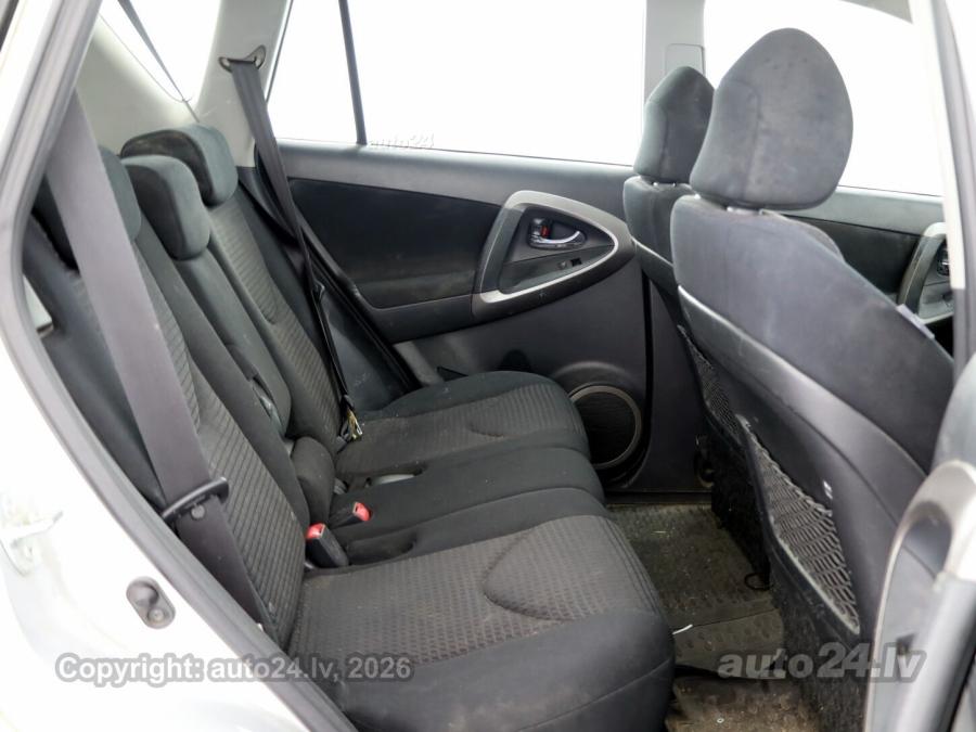 Pelēks Toyota RAV4 2007 Tallina, ar dzinēja tilpumu 2.20 L un nobraukumu 473 tūkst. km par 1499 €, foto 8 vietnē AUTOMOTO.COM.LV