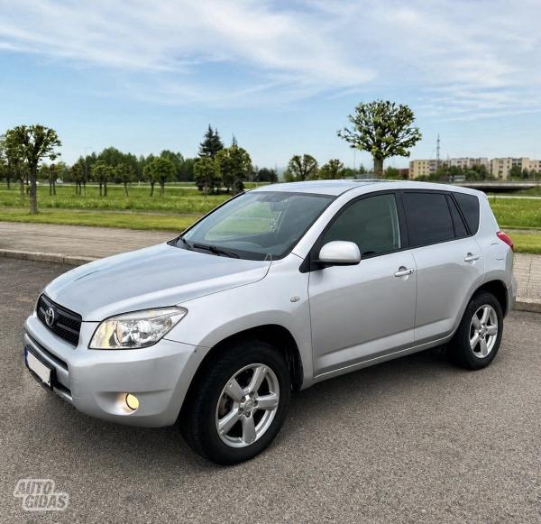 Pelēks Toyota RAV4 2007 Kauņa, ar dzinēja tilpumu 2.00 L un nobraukumu 165 tūkst. km par 5900 €, foto 2 vietnē AUTOMOTO.COM.LV