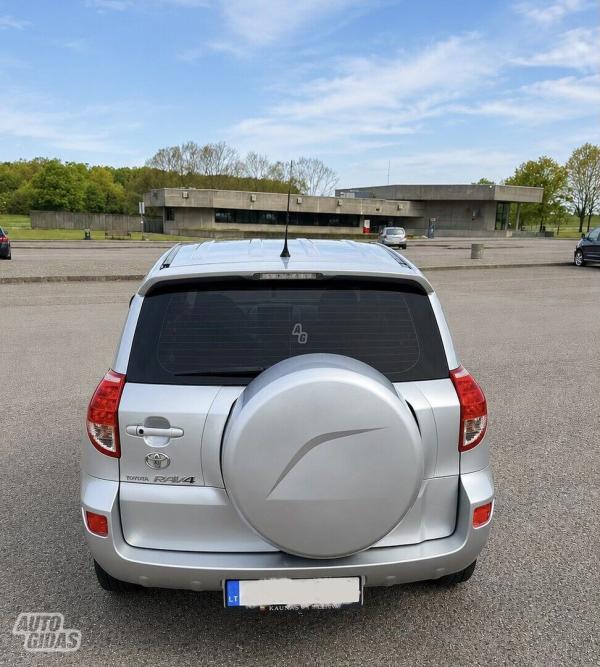Pelēks Toyota RAV4 2007 Kauņa, ar dzinēja tilpumu 2.00 L un nobraukumu 165 tūkst. km par 5900 €, foto 4 vietnē AUTOMOTO.COM.LV