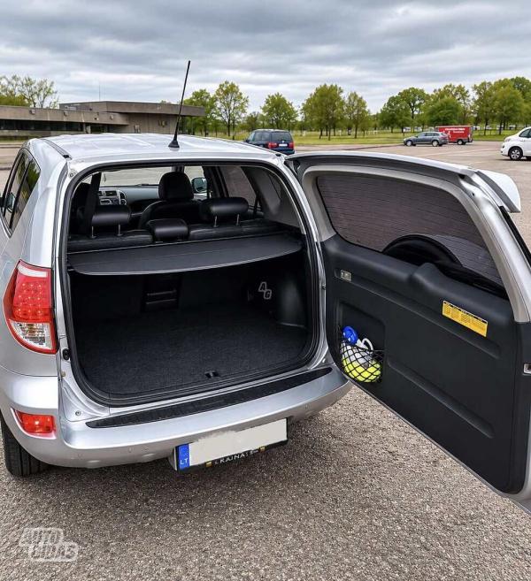 Pelēks Toyota RAV4 2007 Kauņa, ar dzinēja tilpumu 2.00 L un nobraukumu 165 tūkst. km par 5900 €, foto 5 vietnē AUTOMOTO.COM.LV