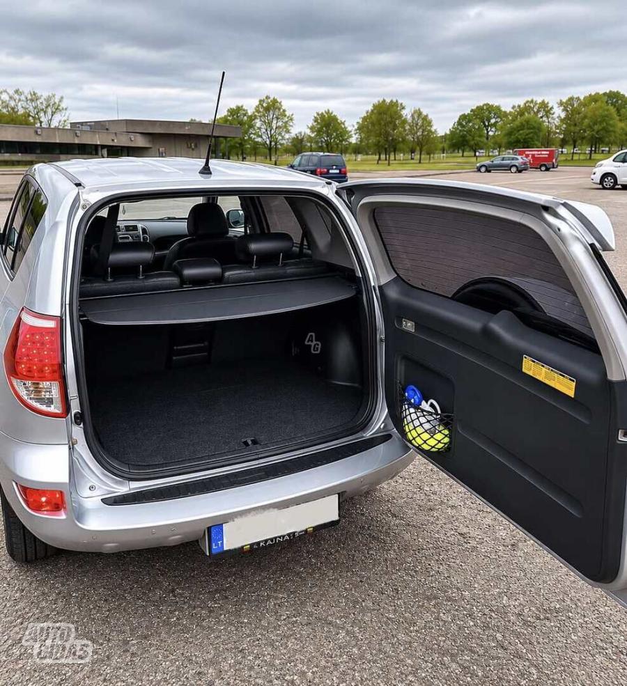 Grey Toyota RAV4 2007 in Kaunas, with an engine capacity of 2.00 L and mileage of 165 thousand km for 5900 €, photo 6 on AUTOMOTO.COM.LV