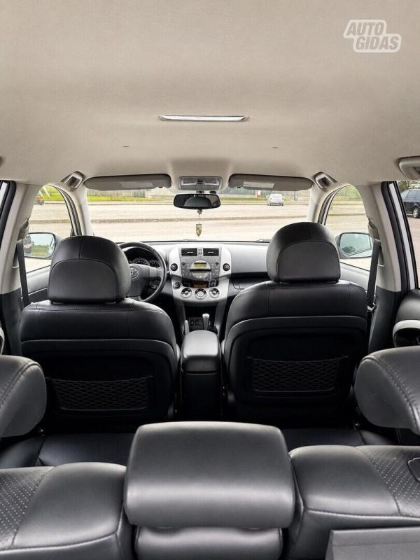 Pelēks Toyota RAV4 2007 Kauņa, ar dzinēja tilpumu 2.00 L un nobraukumu 165 tūkst. km par 5900 €, foto 6 vietnē AUTOMOTO.COM.LV