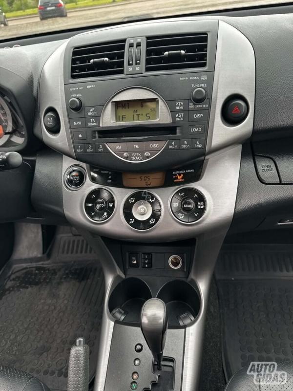 Pelēks Toyota RAV4 2007 Kauņa, ar dzinēja tilpumu 2.00 L un nobraukumu 165 tūkst. km par 5900 €, foto 7 vietnē AUTOMOTO.COM.LV