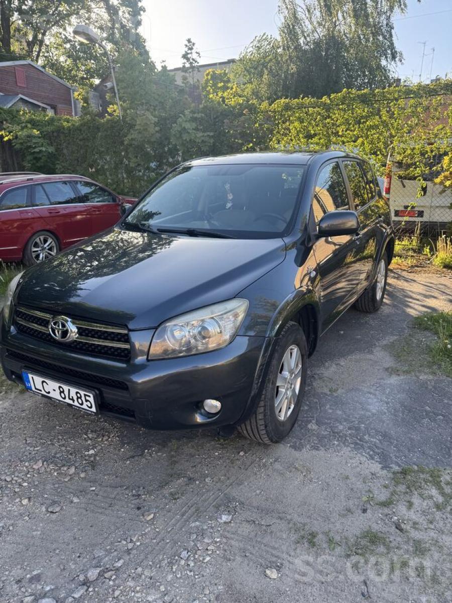 Grey Toyota RAV4 2007 in Riga, with an engine capacity of 2.20 L and mileage of 280 thousand km for 3950 €, photo 1 on AUTOMOTO.COM.LV