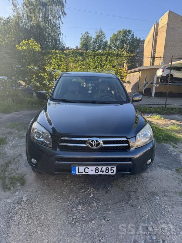 Grey Toyota RAV4 2007 in Riga, with an engine capacity of 2.20 L and mileage of 280 thousand km for 3950 €, photo 2 on AUTOMOTO.COM.LV