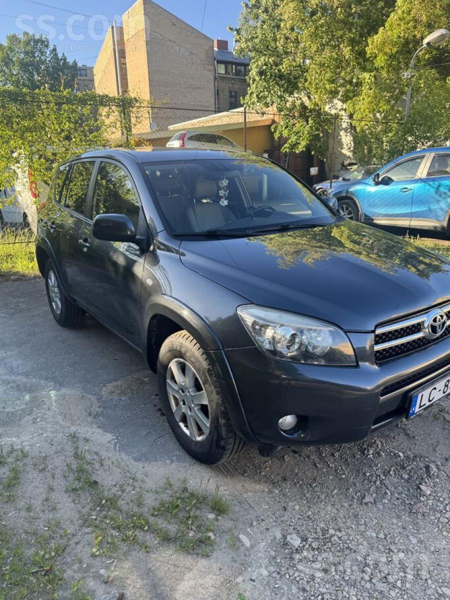 Grey Toyota RAV4 2007 in Riga, with an engine capacity of 2.20 L and mileage of 280 thousand km for 3950 €, photo 4 on AUTOMOTO.COM.LV