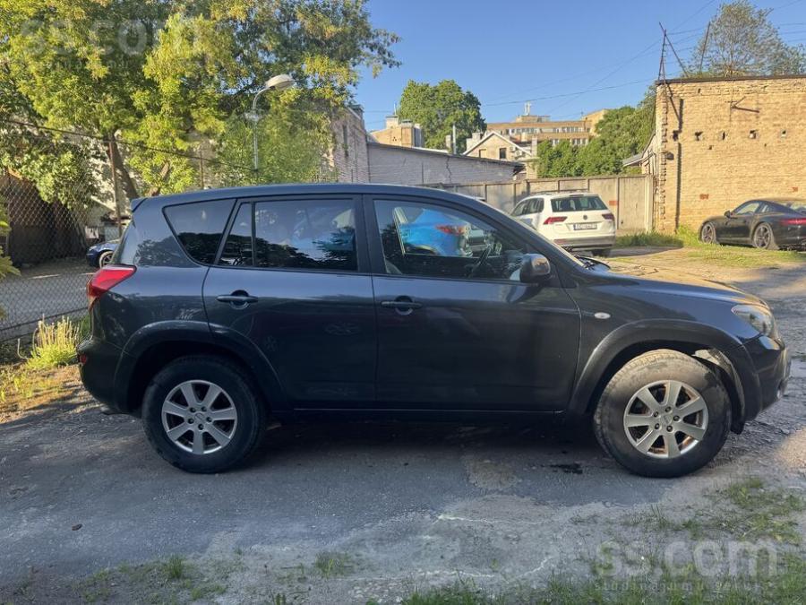 Grey Toyota RAV4 2007 in Riga, with an engine capacity of 2.20 L and mileage of 280 thousand km for 3950 €, photo 5 on AUTOMOTO.COM.LV