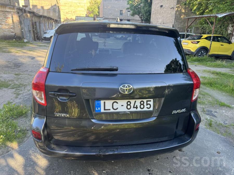 Grey Toyota RAV4 2007 in Riga, with an engine capacity of 2.20 L and mileage of 280 thousand km for 3950 €, photo 8 on AUTOMOTO.COM.LV