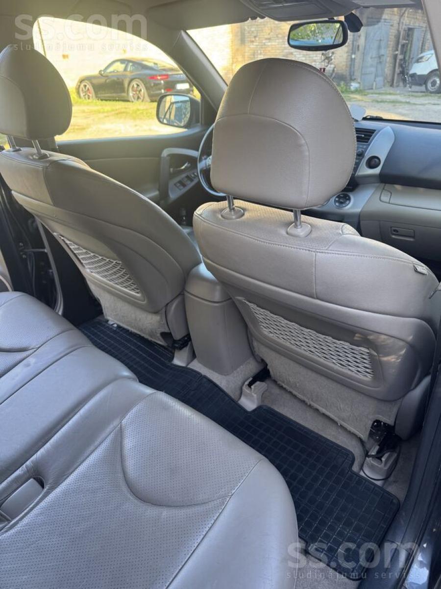 Grey Toyota RAV4 2007 in Riga, with an engine capacity of 2.20 L and mileage of 280 thousand km for 3950 €, photo 9 on AUTOMOTO.COM.LV