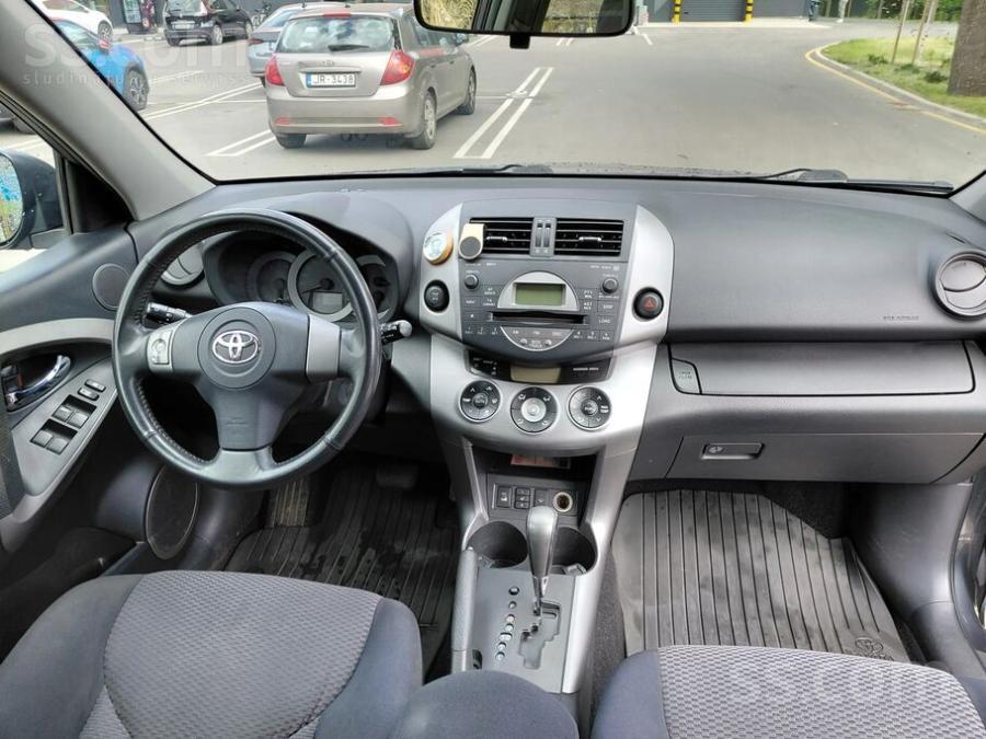 Grey Toyota RAV4 2007 in Riga, with an engine capacity of 2.00 L and mileage of 178 thousand km for 5290 €, photo 7 on AUTOMOTO.COM.LV