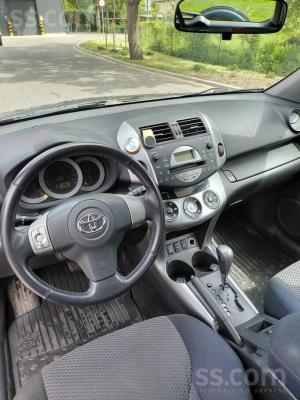 Grey Toyota RAV4 2007 in Riga, with an engine capacity of 2.00 L and mileage of 178 thousand km for 5290 €, photo 8 on AUTOMOTO.COM.LV