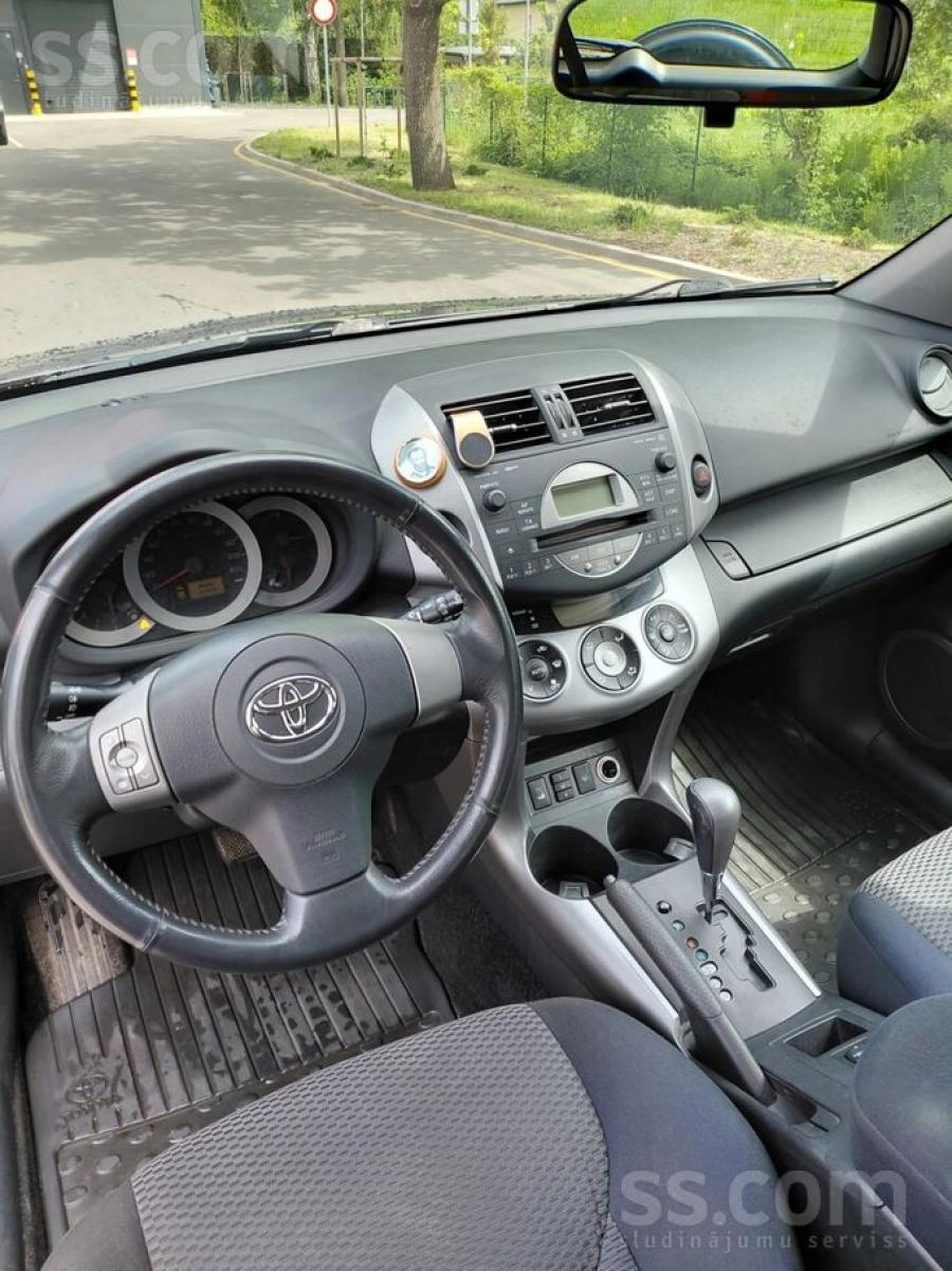 Grey Toyota RAV4 2007 in Riga, with an engine capacity of 2.00 L and mileage of 178 thousand km for 5290 €, photo 8 on AUTOMOTO.COM.LV