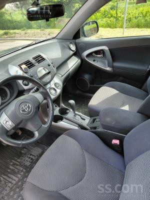Grey Toyota RAV4 2007 in Riga, with an engine capacity of 2.00 L and mileage of 178 thousand km for 5290 €, photo 9 on AUTOMOTO.COM.LV