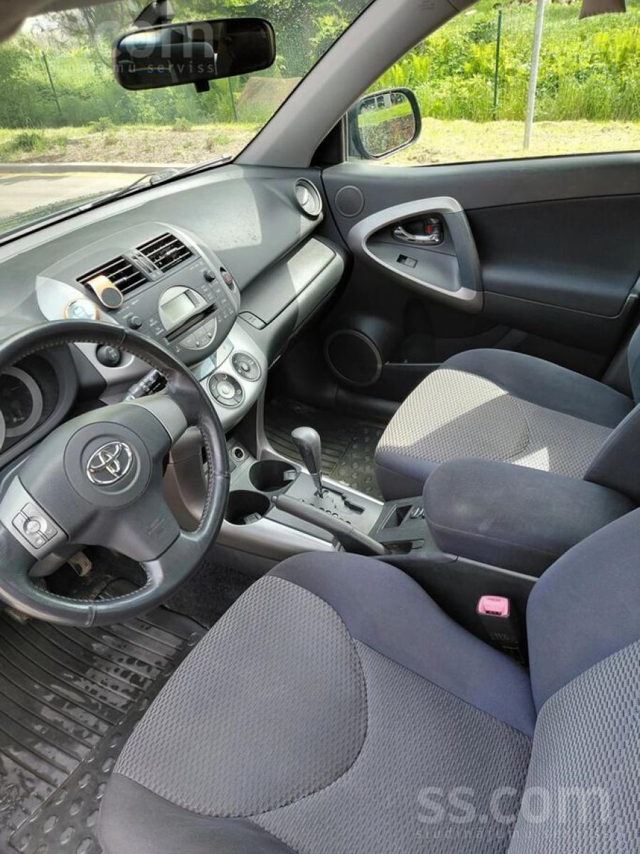 Grey Toyota RAV4 2007 in Riga, with an engine capacity of 2.00 L and mileage of 178 thousand km for 5290 €, photo 9 on AUTOMOTO.COM.LV