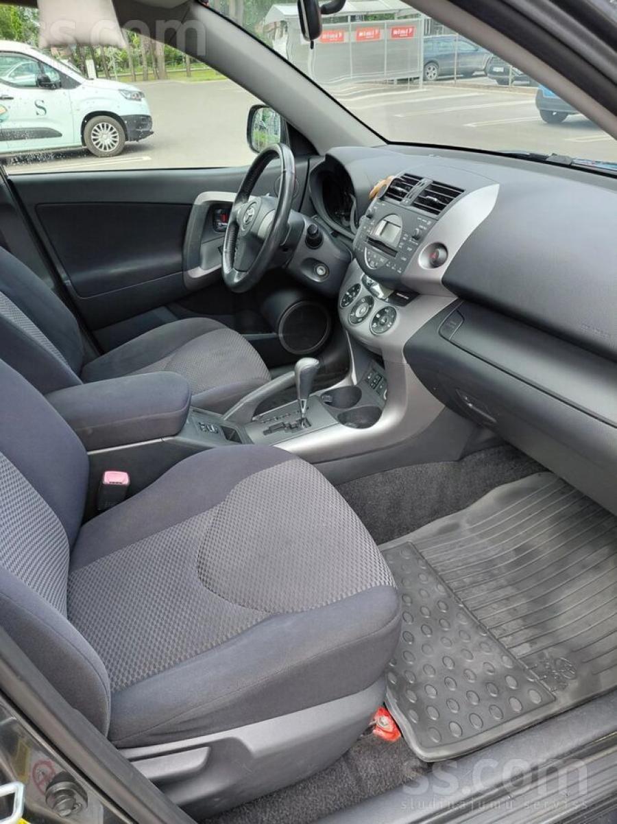 Grey Toyota RAV4 2007 in Riga, with an engine capacity of 2.00 L and mileage of 178 thousand km for 5290 €, photo 10 on AUTOMOTO.COM.LV