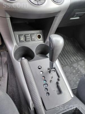 Grey Toyota RAV4 2007 in Riga, with an engine capacity of 2.00 L and mileage of 178 thousand km for 5290 €, photo 13 on AUTOMOTO.COM.LV