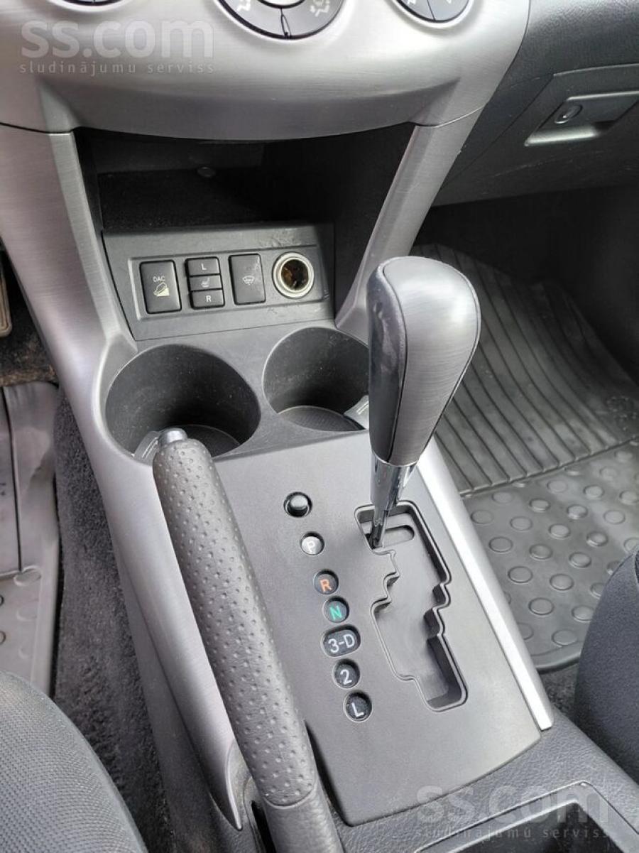 Grey Toyota RAV4 2007 in Riga, with an engine capacity of 2.00 L and mileage of 178 thousand km for 5290 €, photo 13 on AUTOMOTO.COM.LV