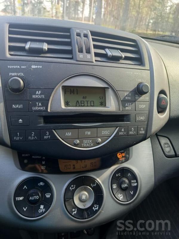 Grey Toyota RAV4 2007 in Kraslava, with an engine capacity of 2.20 L and mileage of 264 thousand km for 3300 €, photo 8 on AUTOMOTO.COM.LV