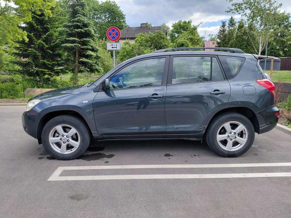 Grey Toyota RAV4 2007 in Riga, with an engine capacity of 2.00 L and mileage of 178 thousand km for 5300 €, photo 1 on AUTOMOTO.COM.LV