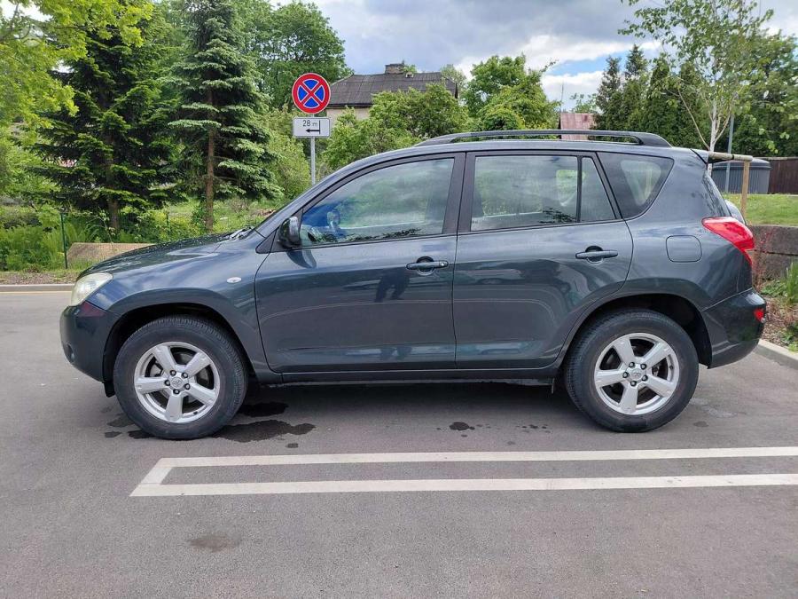 Pelēks Toyota RAV4 2007 Rīga, ar dzinēja tilpumu 2.00 L un nobraukumu 178 tūkst. km par 5300 €, foto 1 vietnē AUTOMOTO.COM.LV