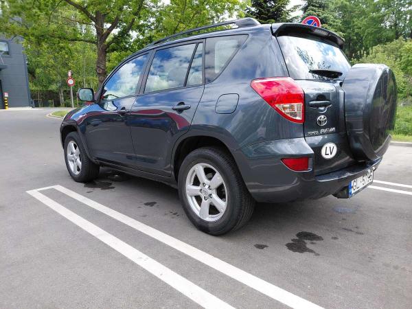 Grey Toyota RAV4 2007 in Riga, with an engine capacity of 2.00 L and mileage of 178 thousand km for 5300 €, photo 2 on AUTOMOTO.COM.LV