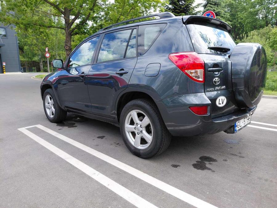 Pelēks Toyota RAV4 2007 Rīga, ar dzinēja tilpumu 2.00 L un nobraukumu 178 tūkst. km par 5300 €, foto 3 vietnē AUTOMOTO.COM.LV