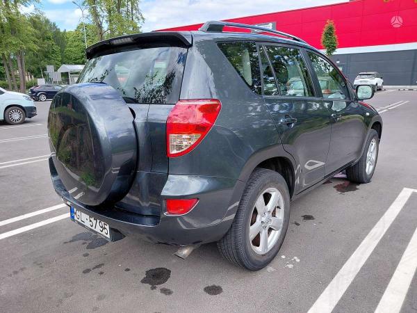 Grey Toyota RAV4 2007 in Riga, with an engine capacity of 2.00 L and mileage of 178 thousand km for 5300 €, photo 3 on AUTOMOTO.COM.LV
