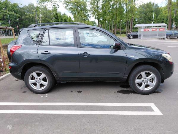 Grey Toyota RAV4 2007 in Riga, with an engine capacity of 2.00 L and mileage of 178 thousand km for 5300 €, photo 4 on AUTOMOTO.COM.LV