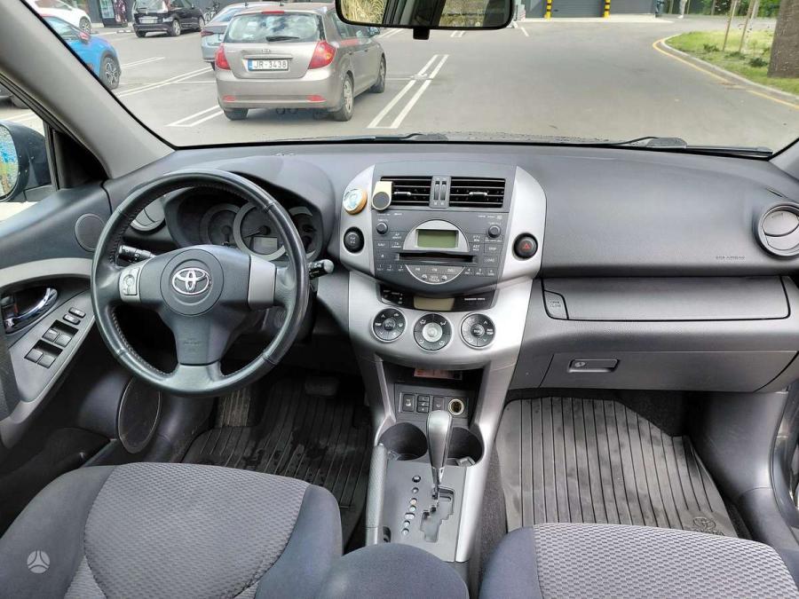 Pelēks Toyota RAV4 2007 Rīga, ar dzinēja tilpumu 2.00 L un nobraukumu 178 tūkst. km par 5300 €, foto 7 vietnē AUTOMOTO.COM.LV