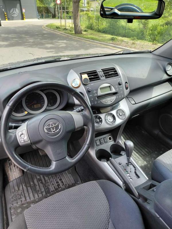 Grey Toyota RAV4 2007 in Riga, with an engine capacity of 2.00 L and mileage of 178 thousand km for 5300 €, photo 7 on AUTOMOTO.COM.LV