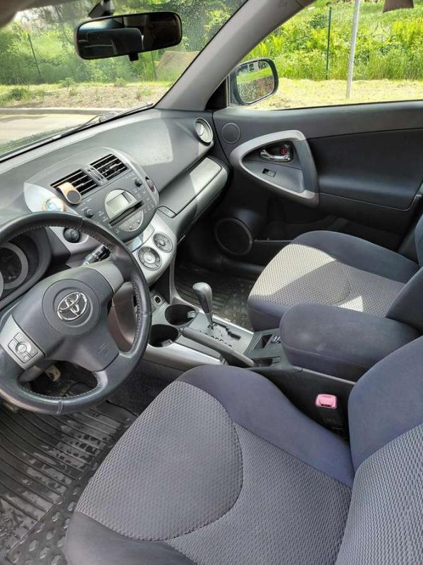 Grey Toyota RAV4 2007 in Riga, with an engine capacity of 2.00 L and mileage of 178 thousand km for 5300 €, photo 8 on AUTOMOTO.COM.LV