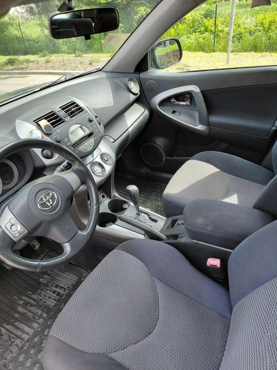 Pelēks Toyota RAV4 2007 Rīga, ar dzinēja tilpumu 2.00 L un nobraukumu 178 tūkst. km par 5300 €, foto 9 vietnē AUTOMOTO.COM.LV