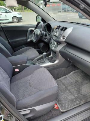 Pelēks Toyota RAV4 2007 Rīga, ar dzinēja tilpumu 2.00 L un nobraukumu 178 tūkst. km par 5300 €, foto 12 vietnē AUTOMOTO.COM.LV