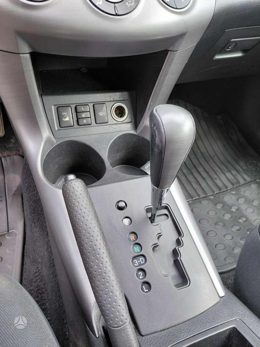 Pelēks Toyota RAV4 2007 Rīga, ar dzinēja tilpumu 2.00 L un nobraukumu 178 tūkst. km par 5300 €, foto 17 vietnē AUTOMOTO.COM.LV