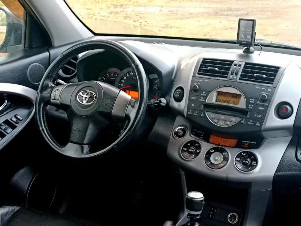Grey Toyota RAV4 2007 in Riga, with an engine capacity of 2.20 L and mileage of 224 thousand km for 4500 €, photo 2 on AUTOMOTO.COM.LV