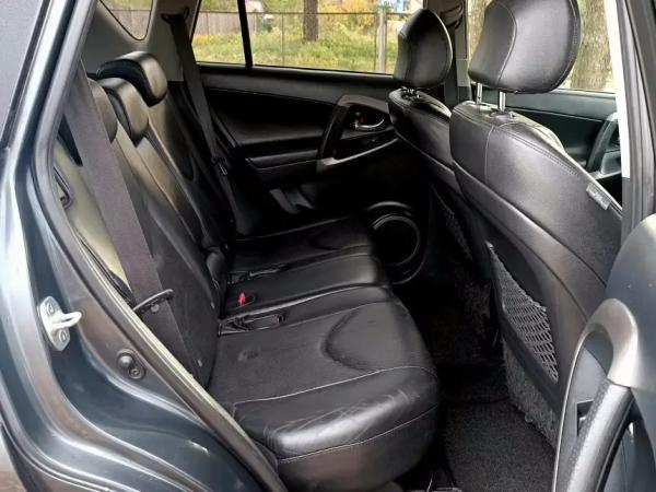Grey Toyota RAV4 2007 in Riga, with an engine capacity of 2.20 L and mileage of 224 thousand km for 4500 €, photo 9 on AUTOMOTO.COM.LV