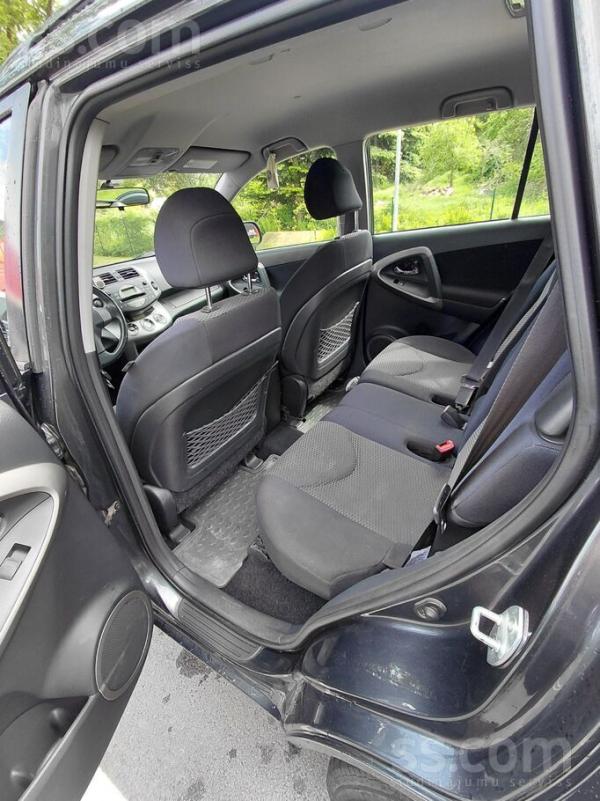 Grey Toyota RAV4 2007 in Riga, with an engine capacity of 2.00 L and mileage of 178 thousand km for 4690 €, photo 6 on AUTOMOTO.COM.LV