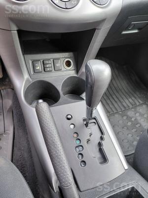 Pelēks Toyota RAV4 2007 Rīga, ar dzinēja tilpumu 2.00 L un nobraukumu 178 tūkst. km par 4690 €, foto 16 vietnē AUTOMOTO.COM.LV