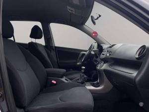 Grey Toyota RAV4 2007 in Vilnius, with an engine capacity of 2.20 L and mileage of 297 thousand km for 4999 €, photo 9 on AUTOMOTO.COM.LV