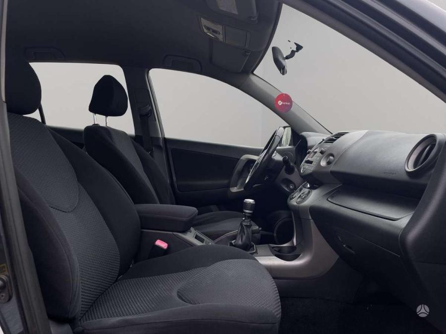 Grey Toyota RAV4 2007 in Vilnius, with an engine capacity of 2.20 L and mileage of 297 thousand km for 4999 €, photo 9 on AUTOMOTO.COM.LV