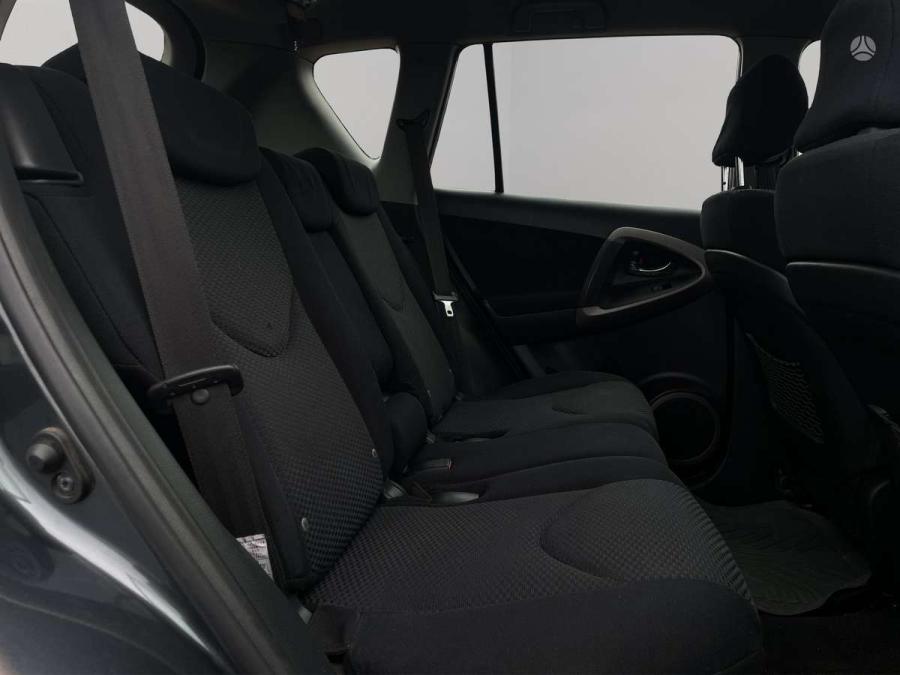 Grey Toyota RAV4 2007 in Vilnius, with an engine capacity of 2.20 L and mileage of 297 thousand km for 4999 €, photo 10 on AUTOMOTO.COM.LV