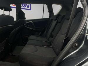 Grey Toyota RAV4 2007 in Vilnius, with an engine capacity of 2.20 L and mileage of 297 thousand km for 4999 €, photo 12 on AUTOMOTO.COM.LV