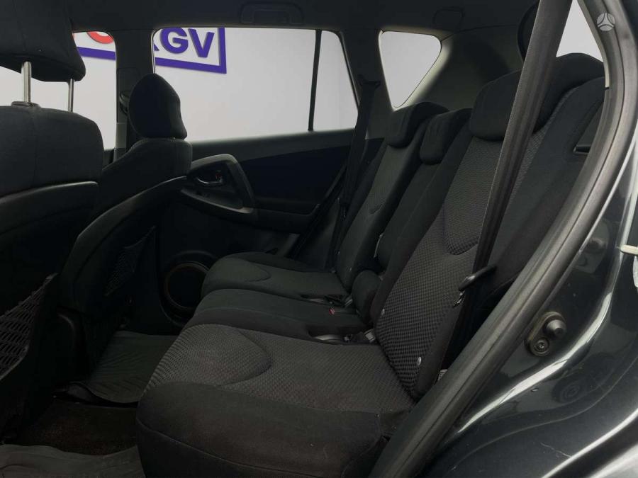 Grey Toyota RAV4 2007 in Vilnius, with an engine capacity of 2.20 L and mileage of 297 thousand km for 4999 €, photo 12 on AUTOMOTO.COM.LV