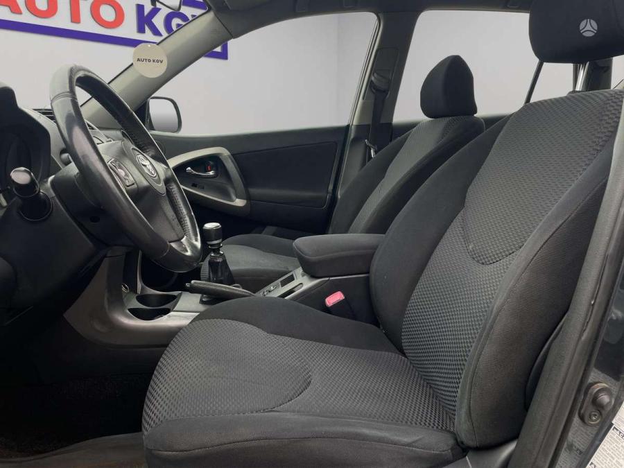 Grey Toyota RAV4 2007 in Vilnius, with an engine capacity of 2.20 L and mileage of 297 thousand km for 4999 €, photo 14 on AUTOMOTO.COM.LV
