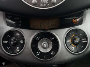 Grey Toyota RAV4 2007 in Vilnius, with an engine capacity of 2.20 L and mileage of 297 thousand km for 4999 €, photo 15 on AUTOMOTO.COM.LV