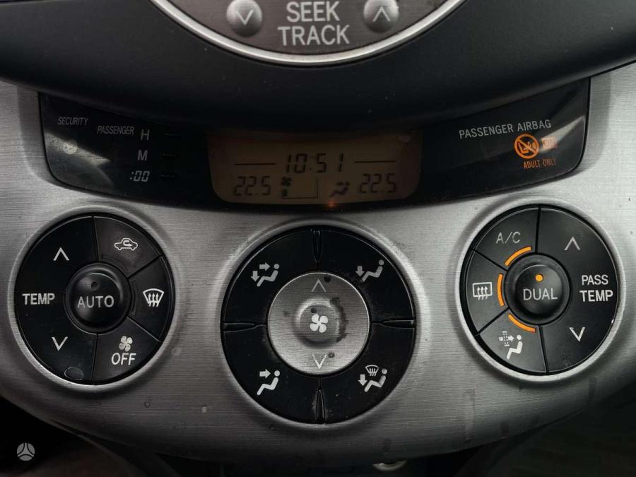 Grey Toyota RAV4 2007 in Vilnius, with an engine capacity of 2.20 L and mileage of 297 thousand km for 4999 €, photo 15 on AUTOMOTO.COM.LV