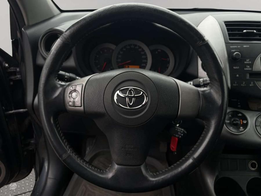 Grey Toyota RAV4 2007 in Vilnius, with an engine capacity of 2.20 L and mileage of 297 thousand km for 4999 €, photo 16 on AUTOMOTO.COM.LV