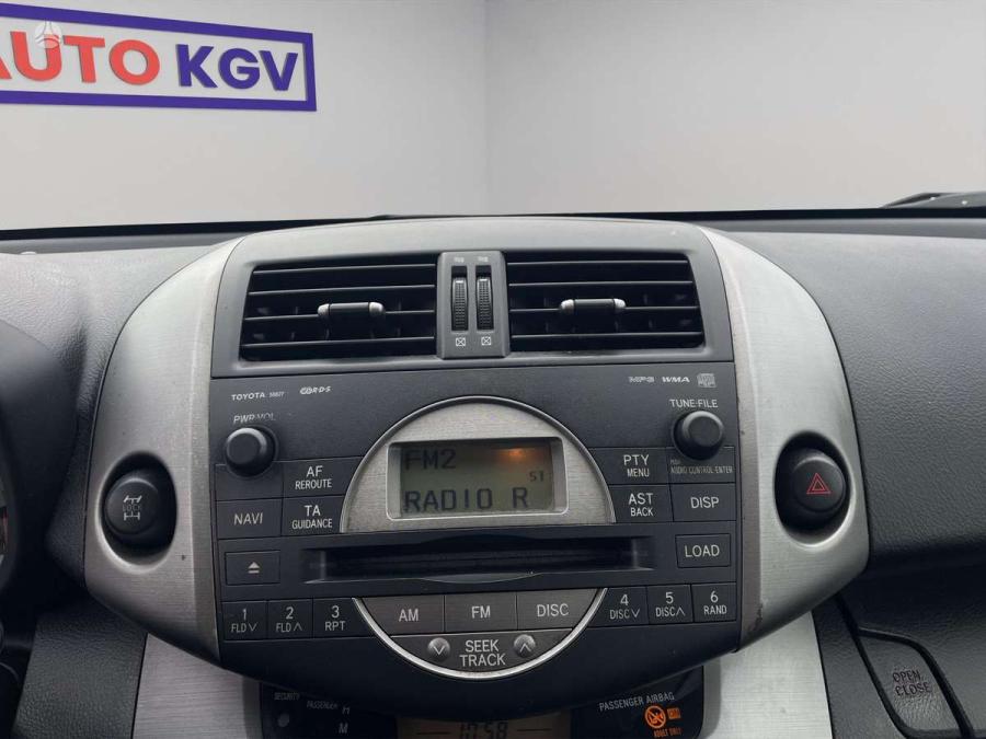 Grey Toyota RAV4 2007 in Vilnius, with an engine capacity of 2.20 L and mileage of 297 thousand km for 4999 €, photo 17 on AUTOMOTO.COM.LV