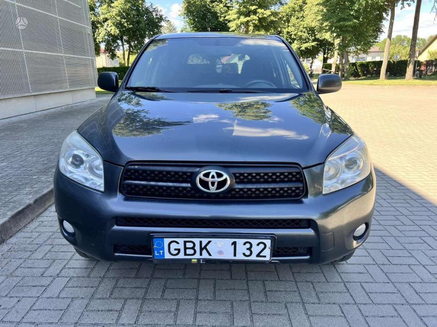 Grey Toyota RAV4 2007 in Marijampole, with an engine capacity of 2.23 L and mileage of 310 thousand km for 2950 €, photo 1 on AUTOMOTO.COM.LV