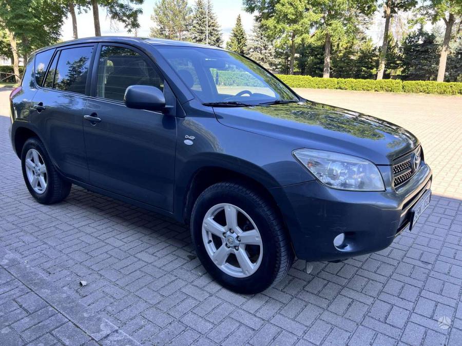 Grey Toyota RAV4 2007 in Marijampole, with an engine capacity of 2.23 L and mileage of 310 thousand km for 2950 €, photo 3 on AUTOMOTO.COM.LV